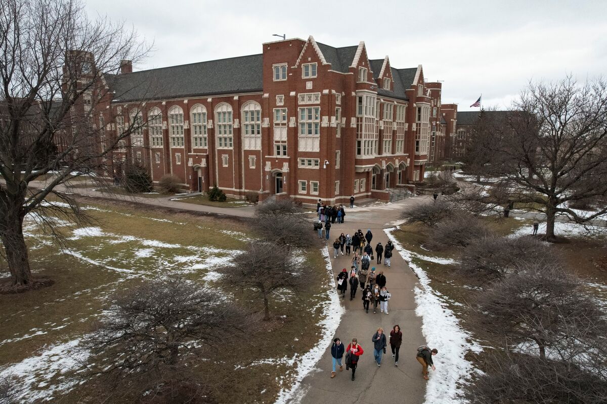 Chicago Schools to Remove Mask Mandate as Union Pushes Back - Bloomberg