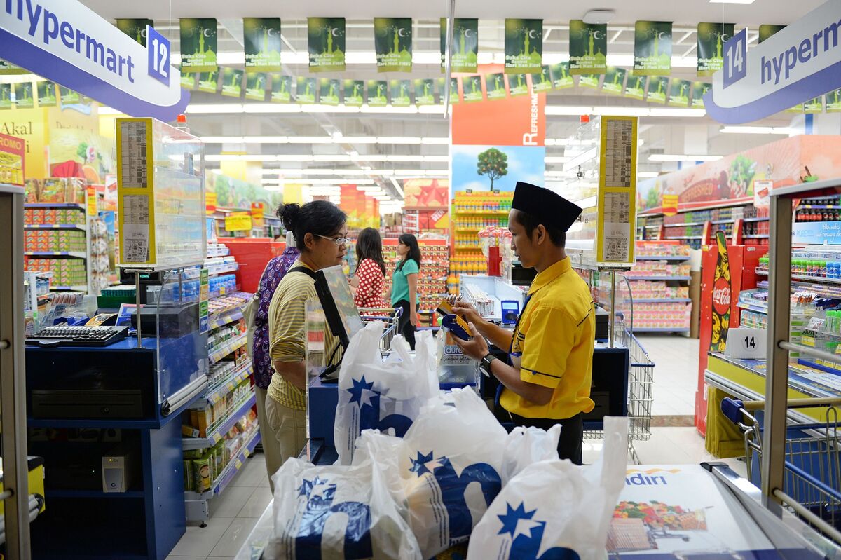 Weak Consumption May Keep Indonesia From Raising Rates Just Yet - Bloomberg