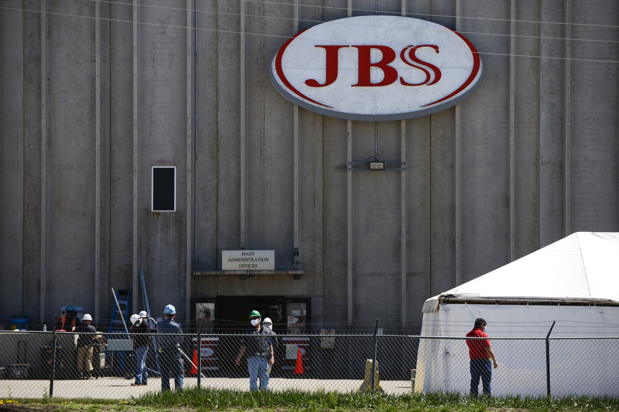 Colorado JBS Meat-Plant Workers Get Access to Covid Vaccine - Bloomberg