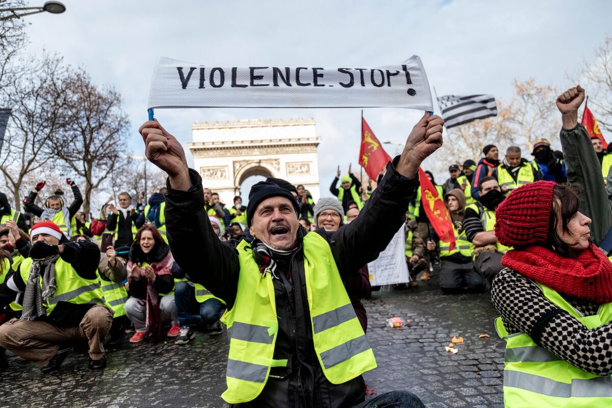 Riots in Paris: See Photos of Yellow Vest Protests in France - Bloomberg