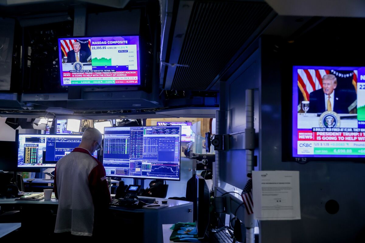 S&P 500 Ends Losing Streak With Best Weekly Gain Since November - Bloomberg