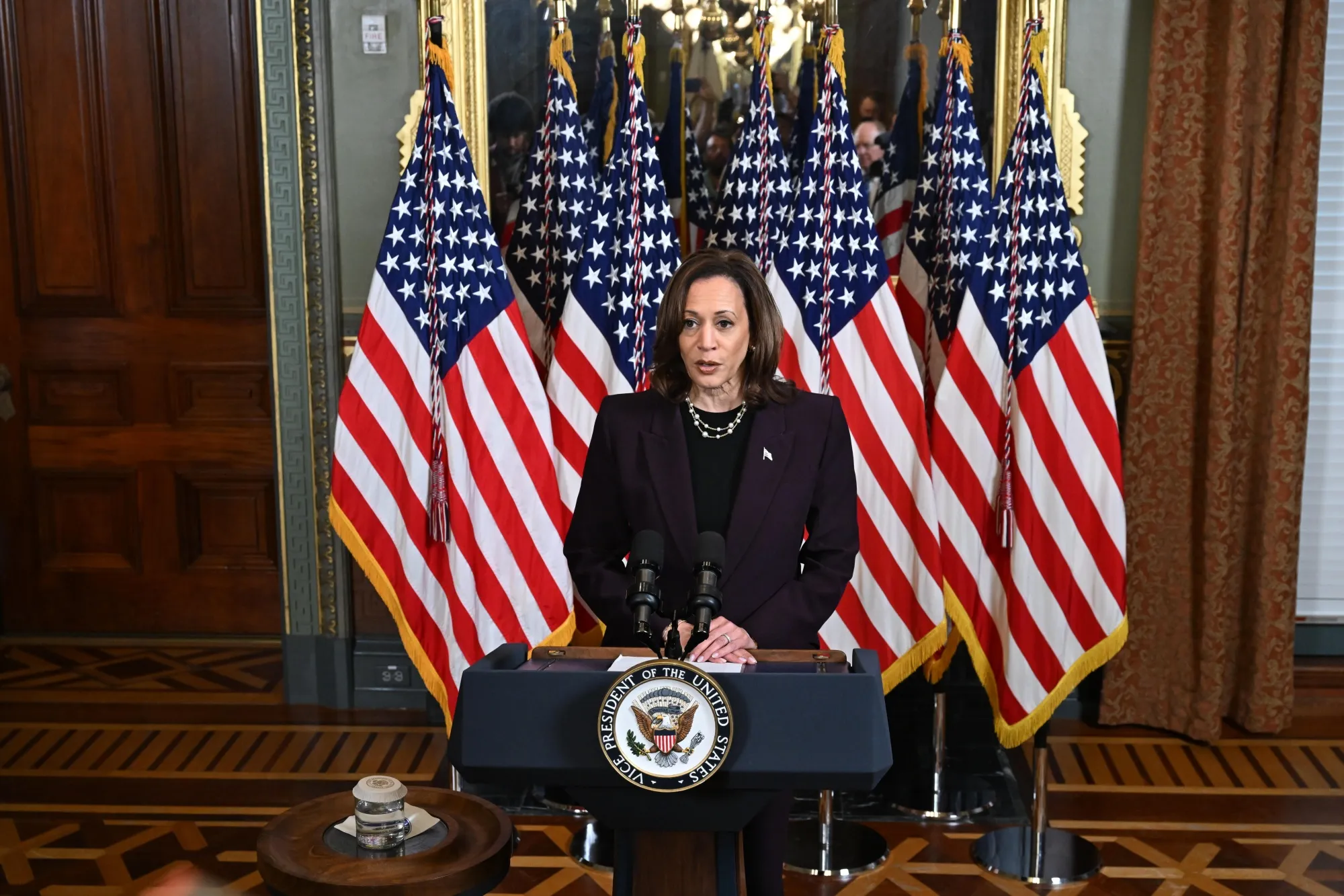 Encuesta: Harris elimina ventaja de Trump en estados clave - Bloomberg
