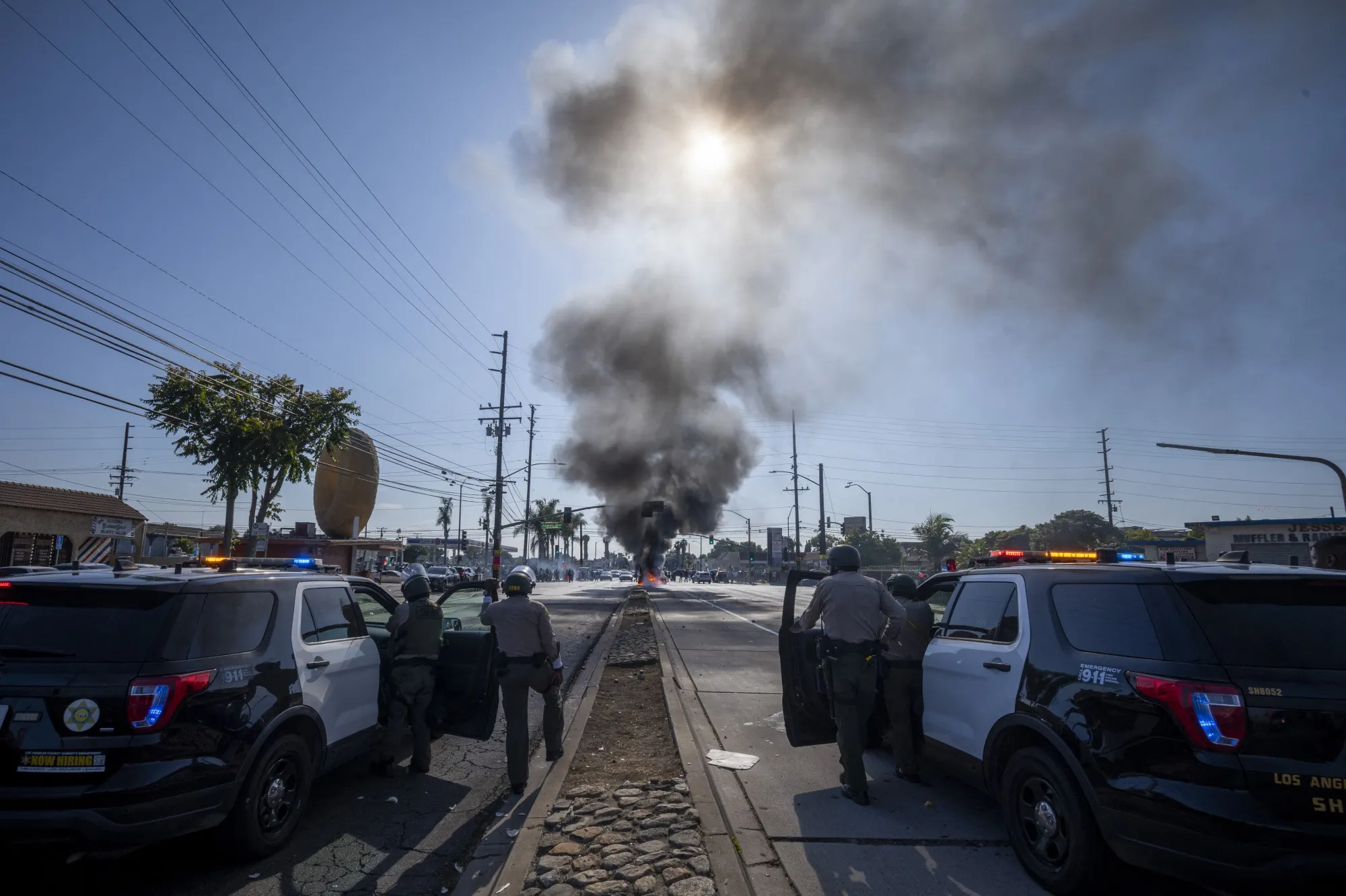ICE Immigration Raids in Los Angeles Lead to Escalating Clashes - Bloomberg
