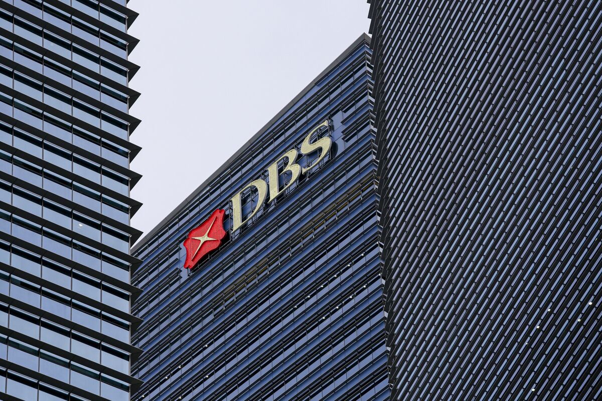 Singapore Central Bank Weighs Action Over DBS Service Glitch - Bloomberg