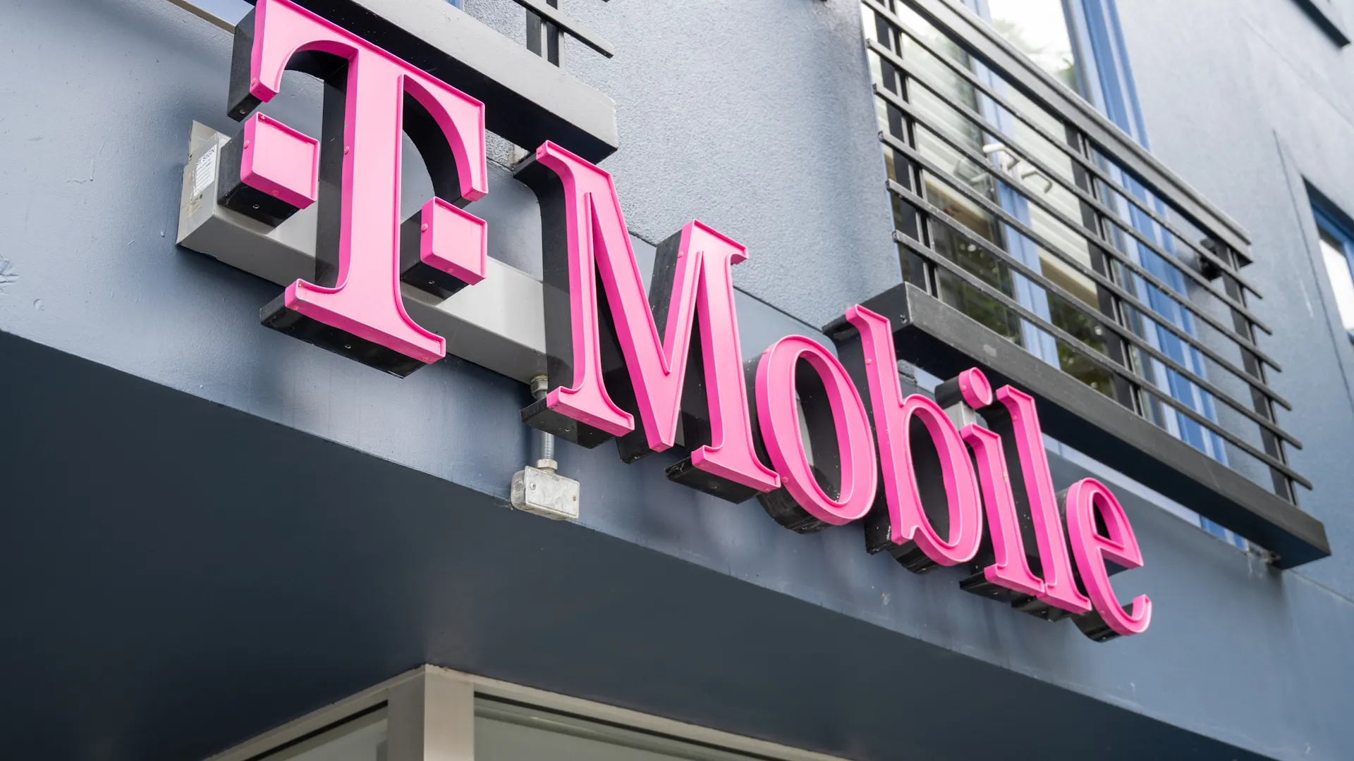 Watch T-Mobile CEO on New Plan to Simplify Switching Carriers - Bloomberg