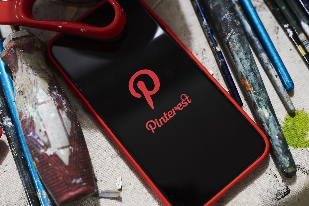 Pinterest Policy Officials Leave, Alleging Discrimination - Bloomberg