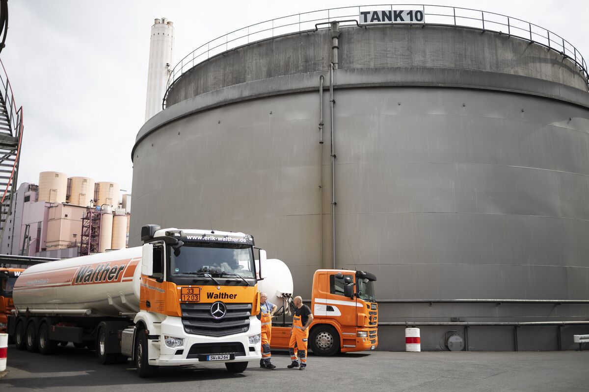 The World’s on the Brink of Running Out of Places to Put Oil - Bloomberg