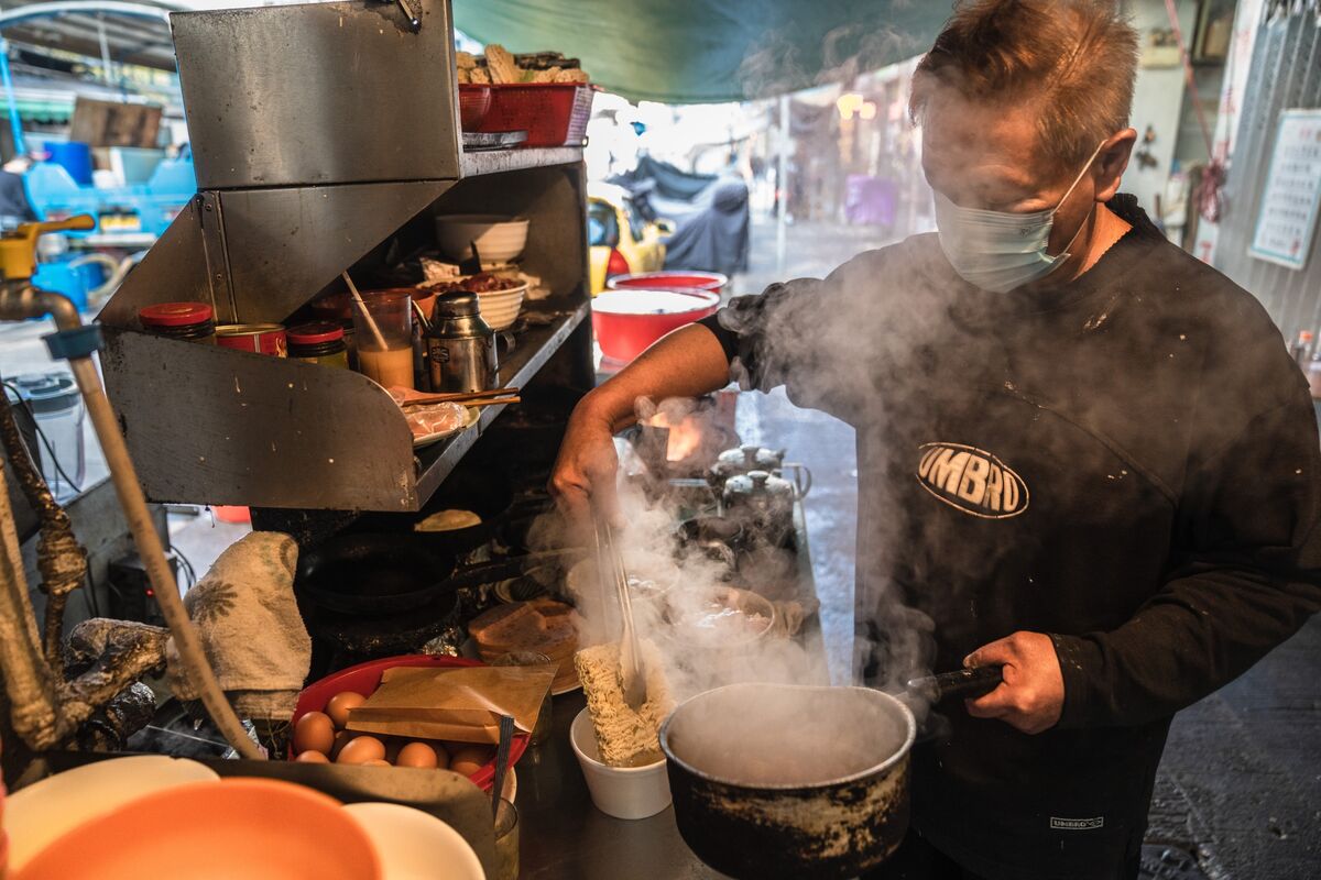 Red Tape is Killing Hong Kong's Dai Pai Dong Food Stalls - Bloomberg