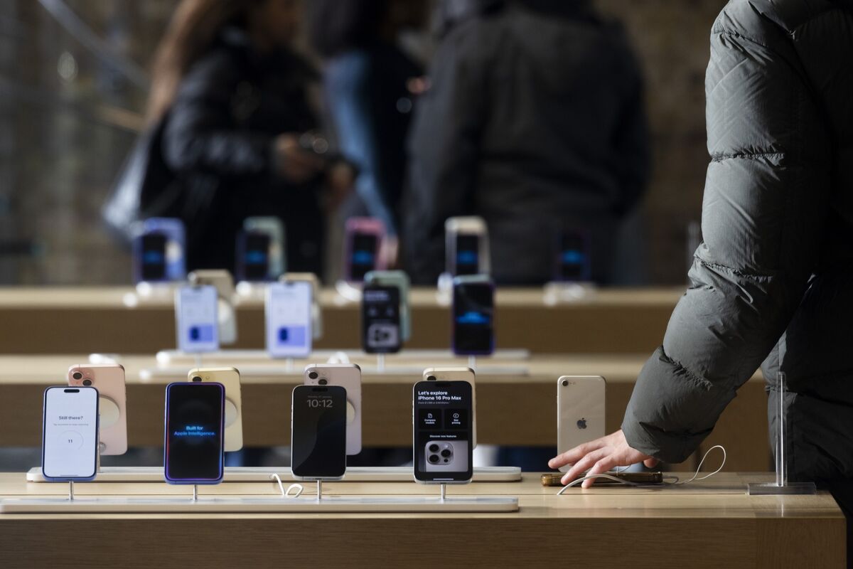 Smartphone, Hardware Maker Stocks Fall on Trump Tariffs (DELL, AAPL, HP ...