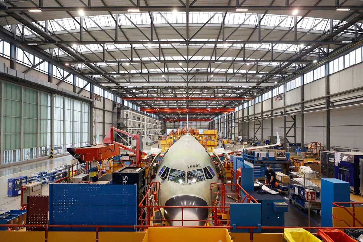 Airbus Delivers 65 Planes in Month in Bid to Meet Annual Goal - Bloomberg