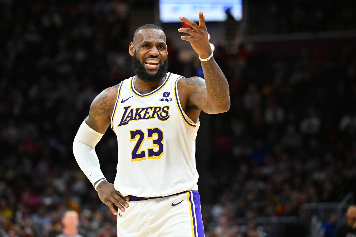 LeBron James Endorses Kamala Harris, Rebukes Trump Over Racial Comments ...