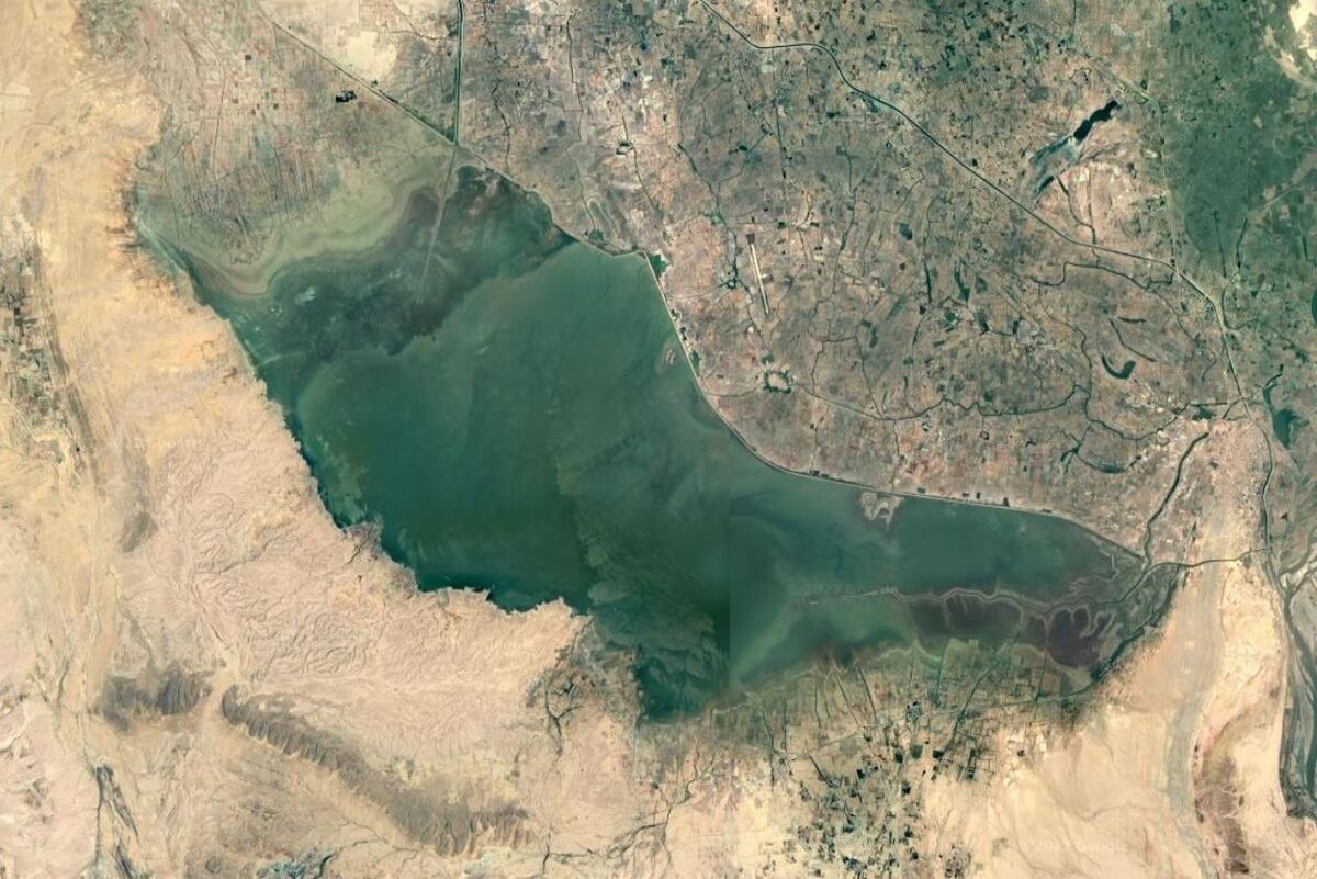 Pakistan Diverts Water From Manchar Lake to Prevent More Floods - Bloomberg