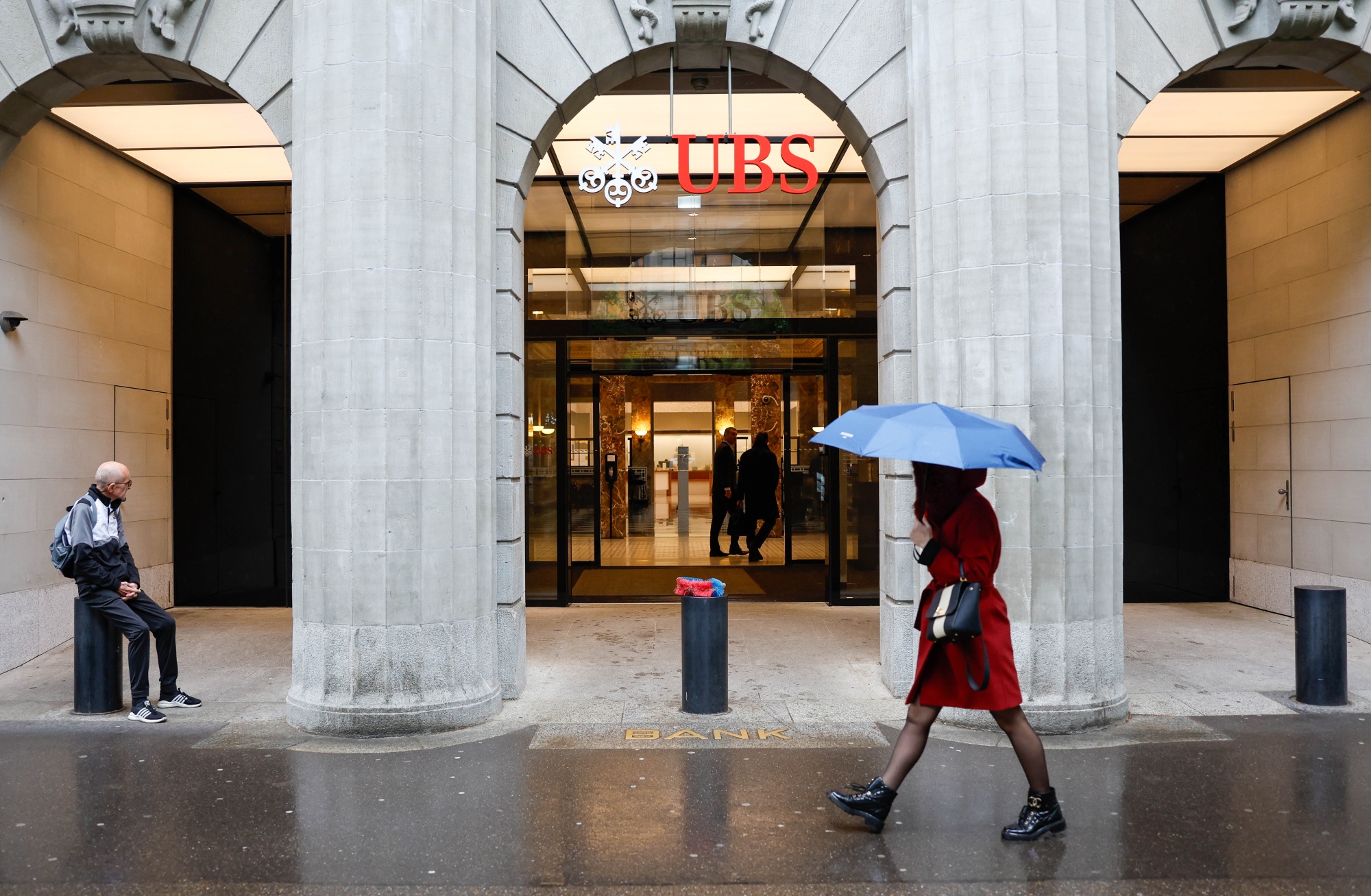 UBS Returns to Profit as CEO Ermotti Affirms Buyback Plans - Bloomberg