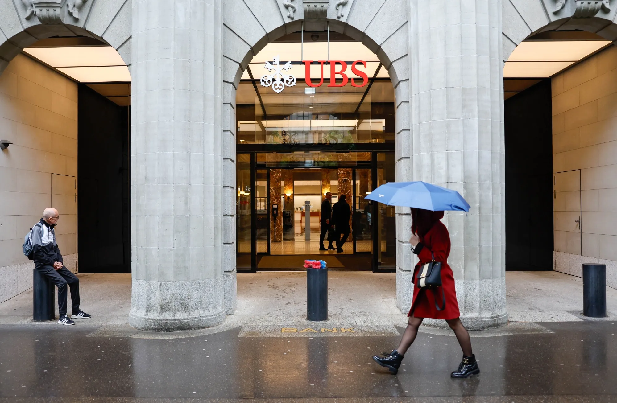 UBS Returns to Profit as CEO Ermotti Affirms Buyback Plans - Bloomberg