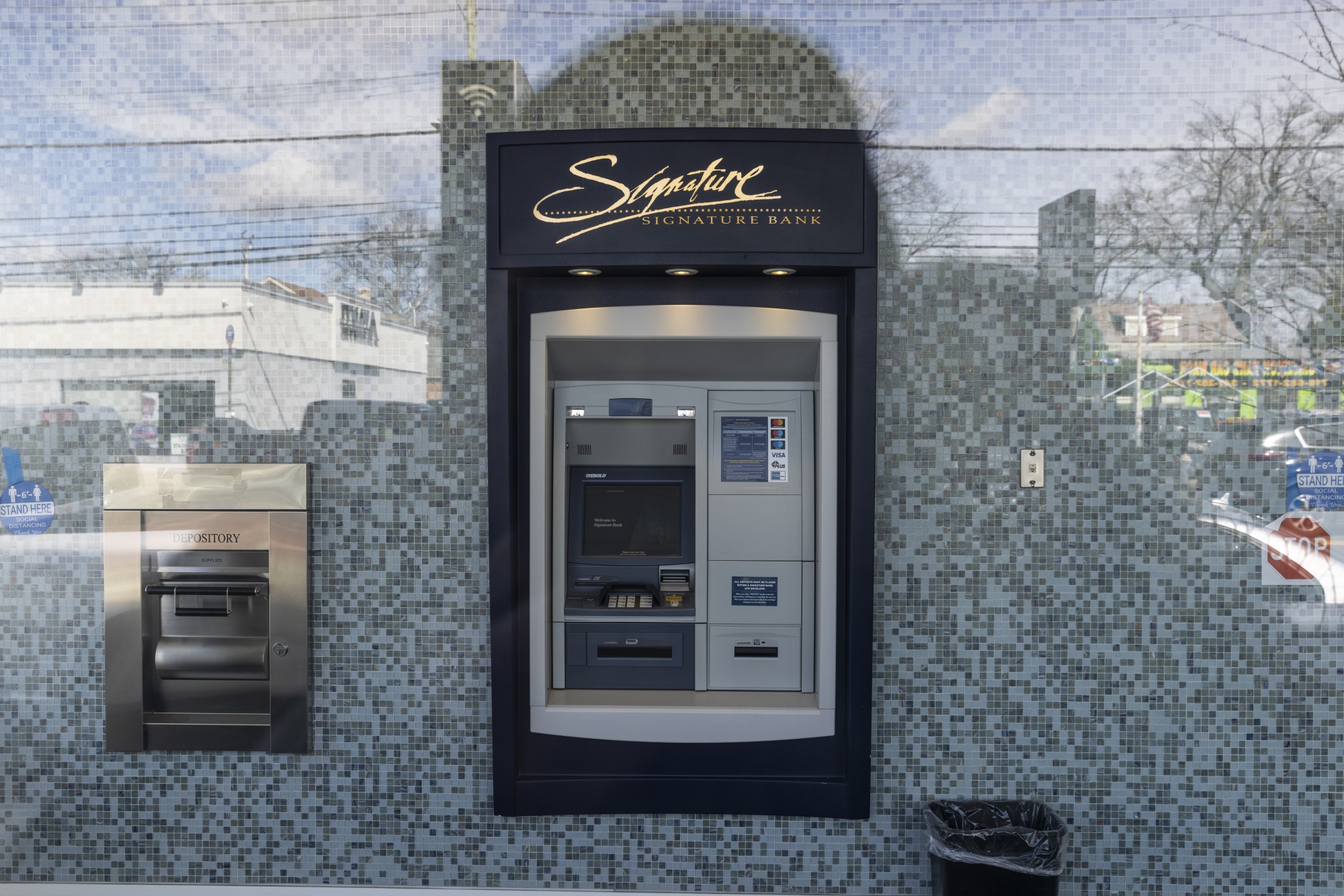 FDIC Seeks Buyers for $33 Billion of Signature Bank's Commercial ...