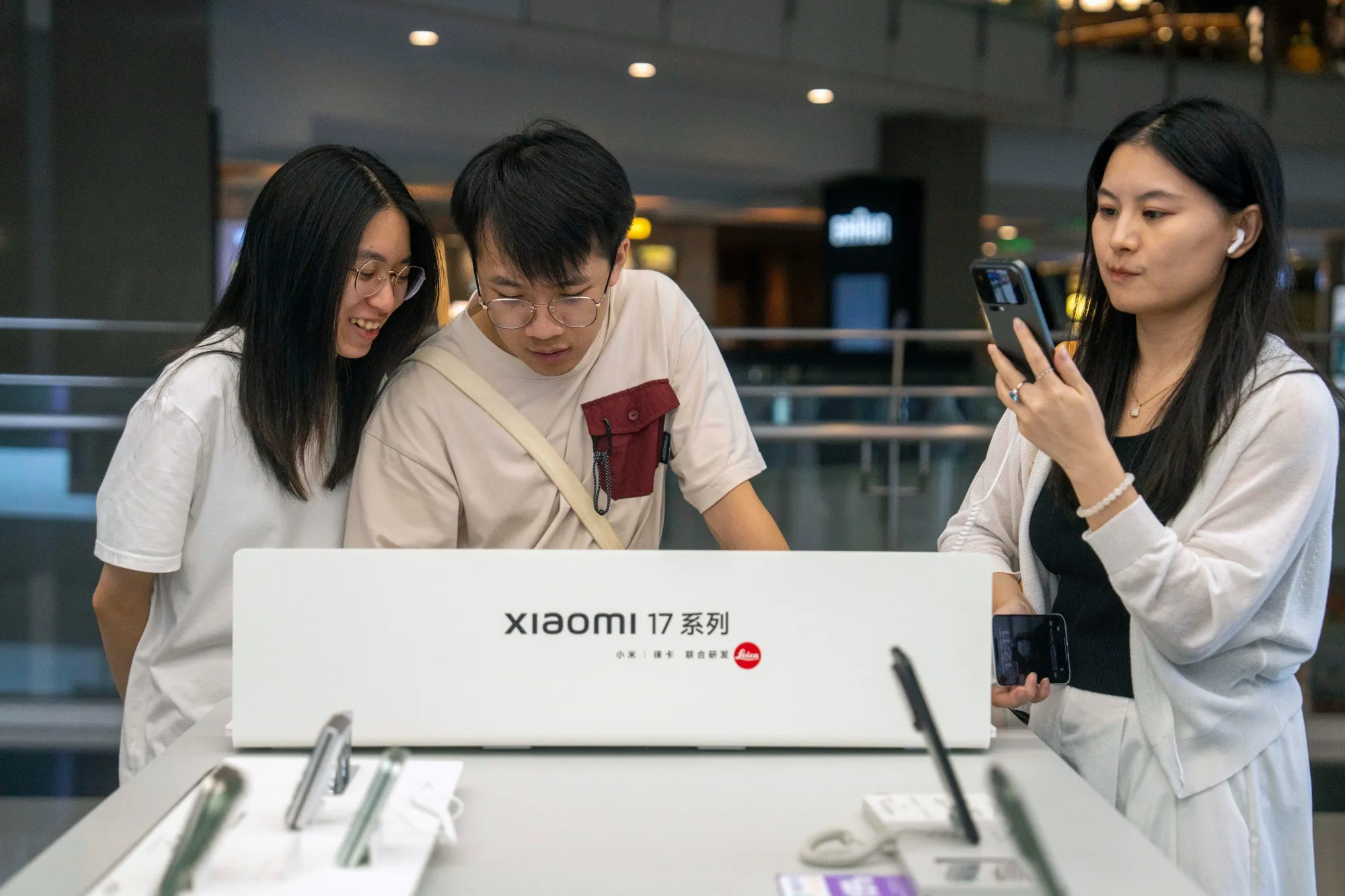 China’s Phone Makers Are Chasing Xiaomi, Not Apple - Bloomberg