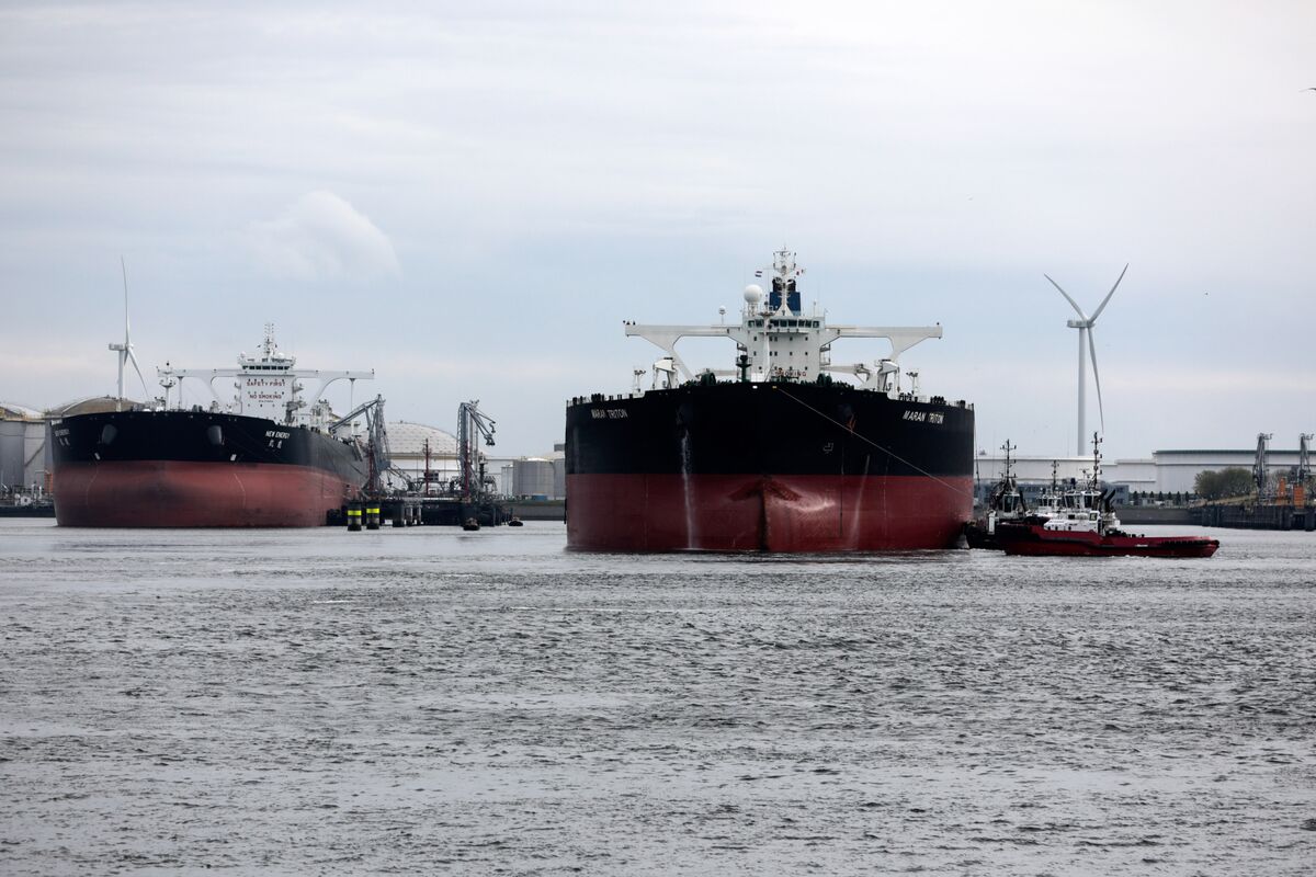 CIO for Greek Shipping Billionaire Family Office Exits in Pay Drama ...