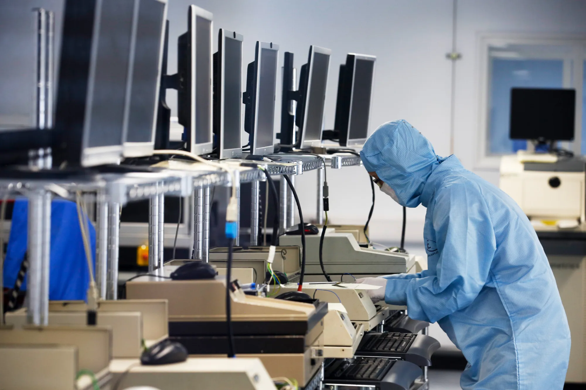 IQE Plc Sinks as Smartphone-Related Demand Eases - Bloomberg