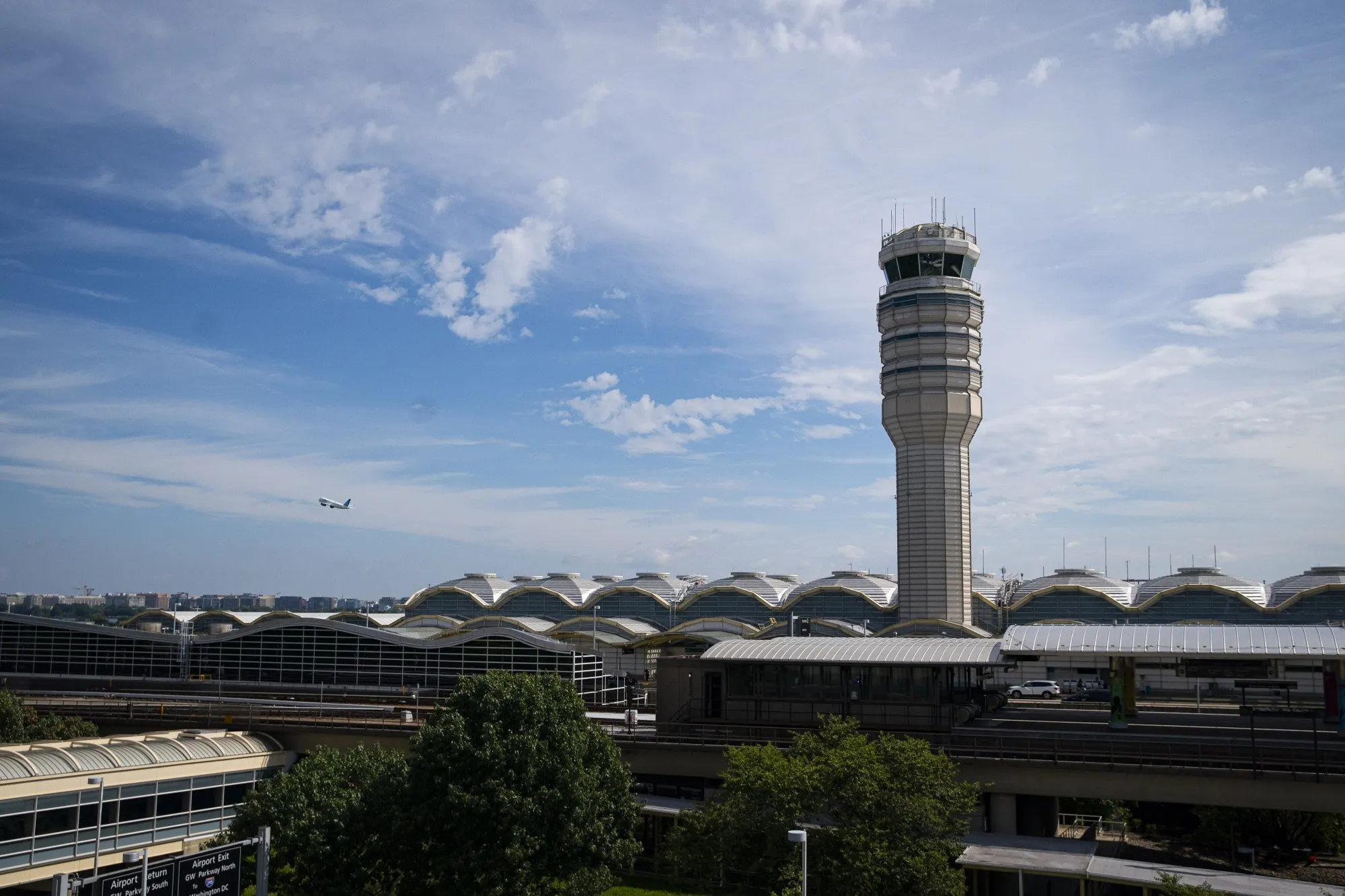 Watchdog Probes FAA’s Oversight of Skies Near Reagan Airport - Bloomberg