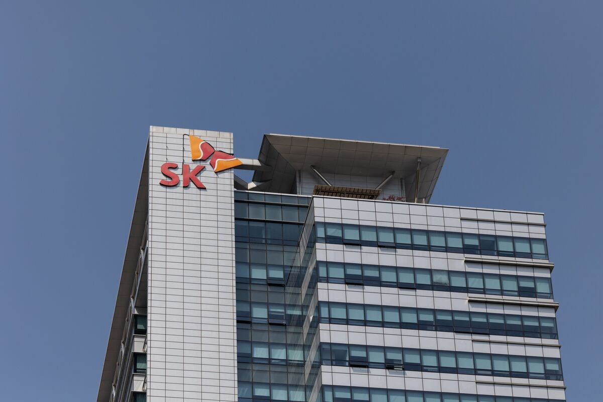 Top AI Memory Maker SK Hynix May Add to 96% Rally: Tech Watch - Bloomberg