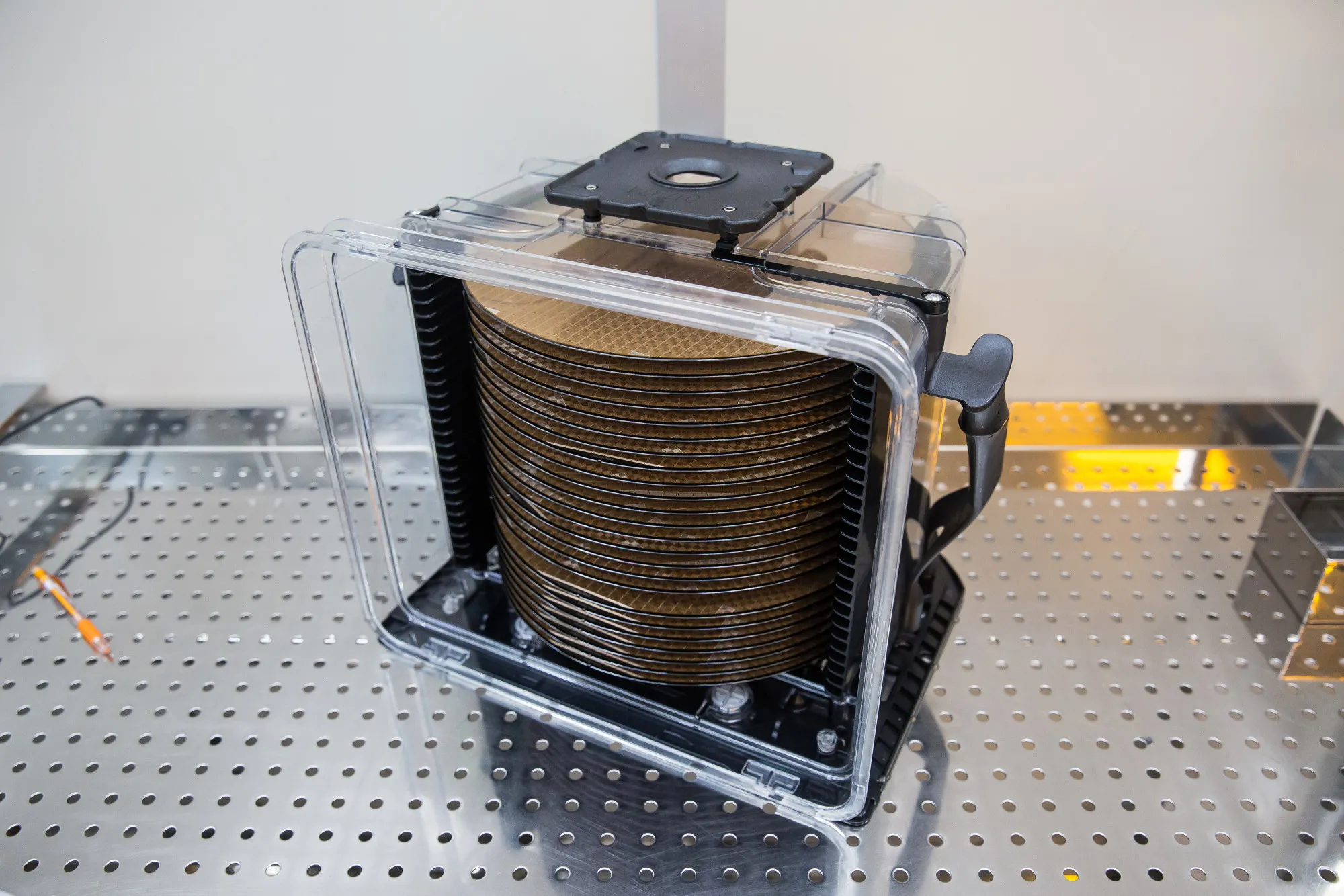 Taiwan’s Exports of Chipmaking Gear to China Fall for 10th Month ...