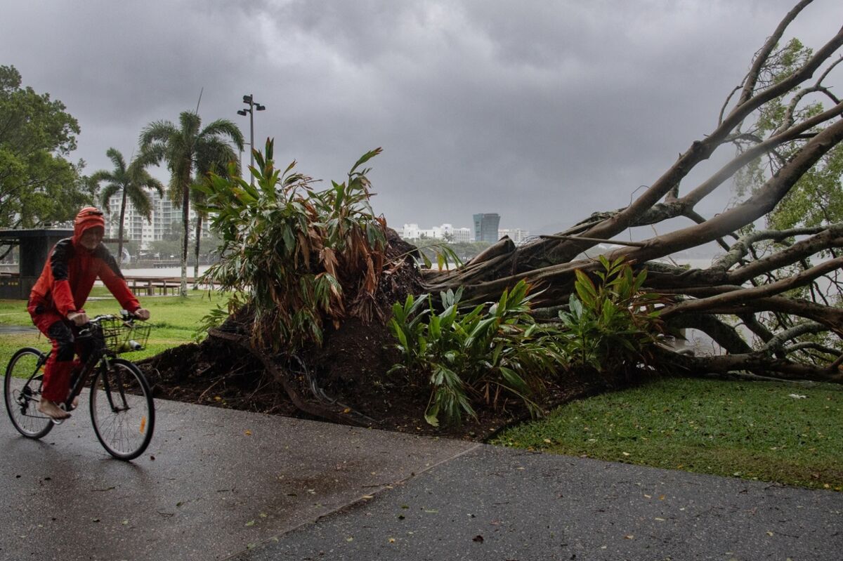 Tropical Cyclone Jasper Updates: Flood Warnings Issued for Cairns, Port ...