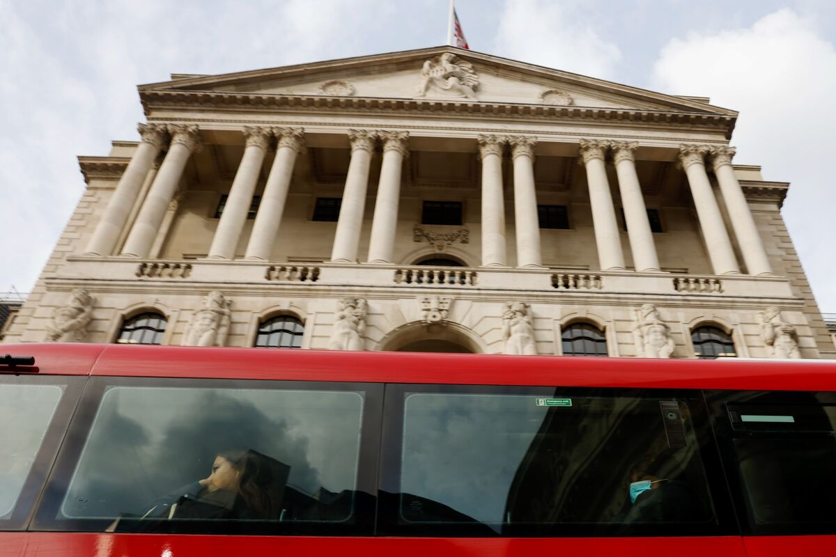 BOE Should Be Cautious About Rate Cuts, Two Former Officials Say ...