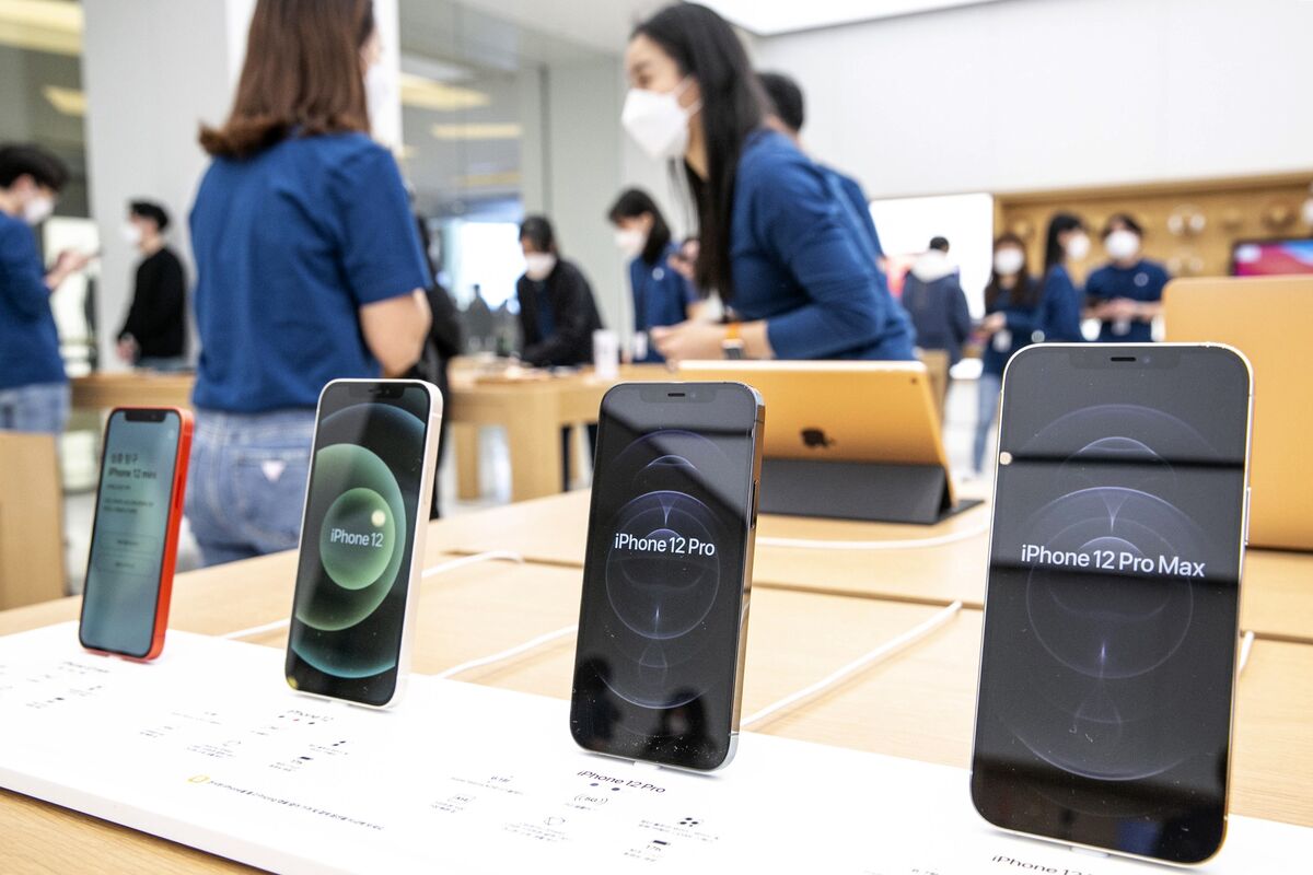 Apple Falls on Concerns Over Continued Growth, Chip Shortages - Bloomberg